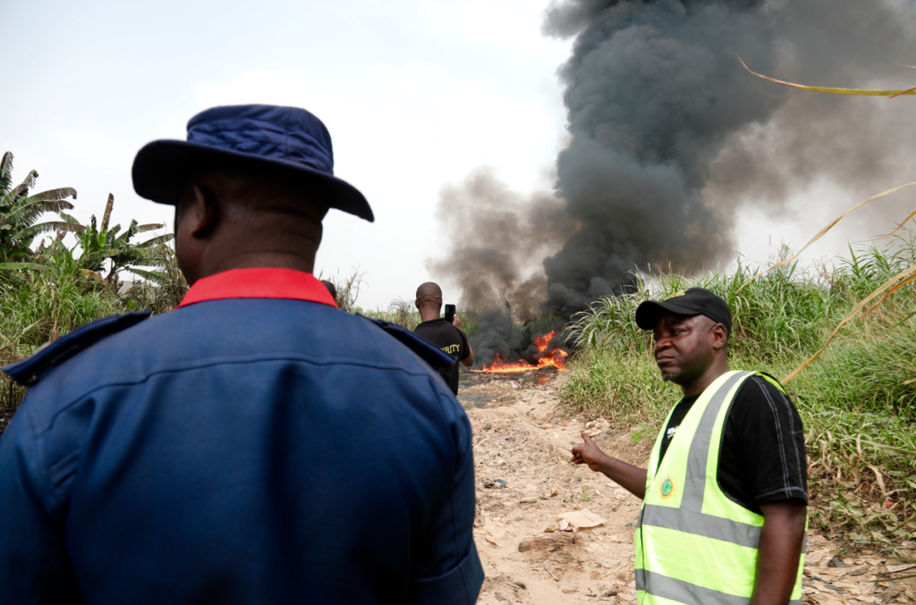 PHOTOS: NNPC pipeline on fire as electricity transmission tower collapses in Lagos | TheCable