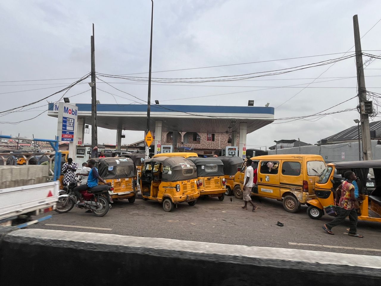 PHOTOS: Traffic congestion as petrol queues resurface in Lagos | TheCable