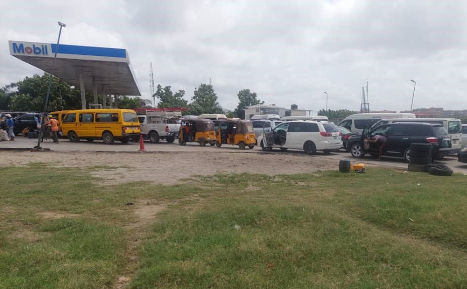 PHOTOS: Traffic congestion as petrol queues resurface in Lagos | TheCable