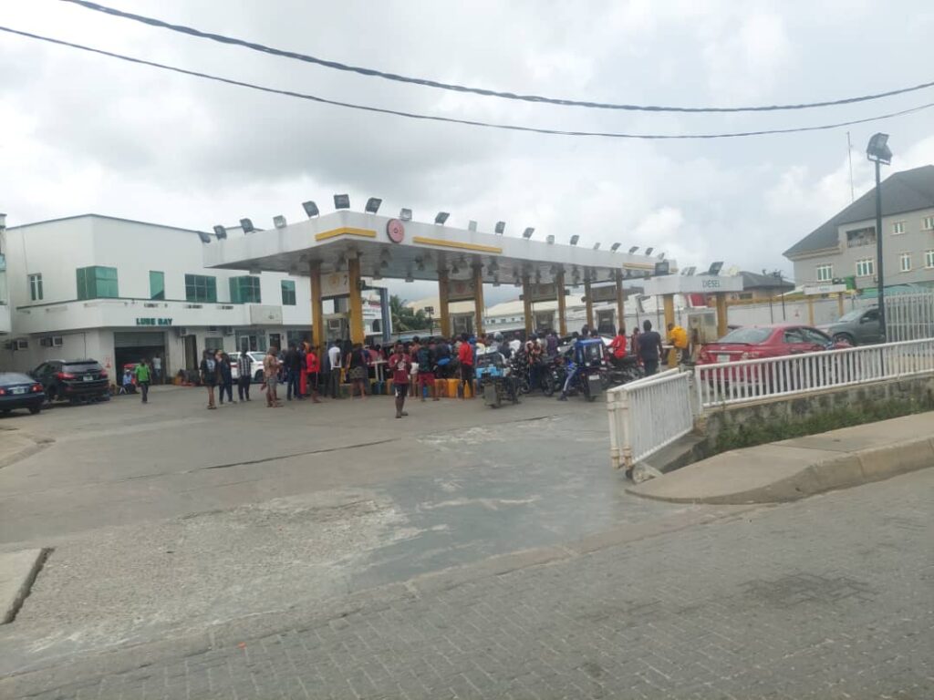 PHOTOS: Traffic congestion as petrol queues resurface in Lagos | TheCable