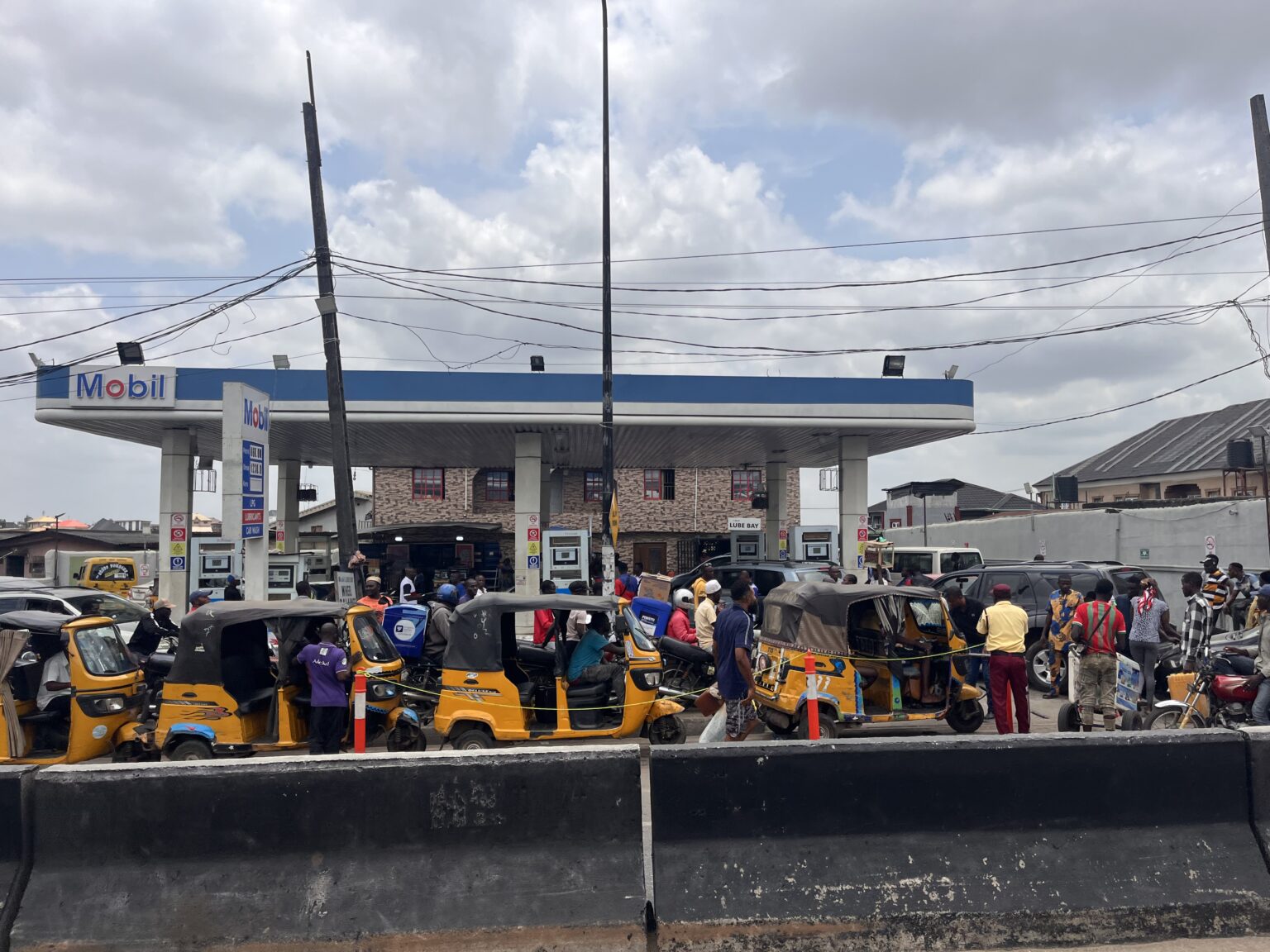 PHOTOS: Petrol queues worsen in Lagos, Abuja as pump price increases | TheCable