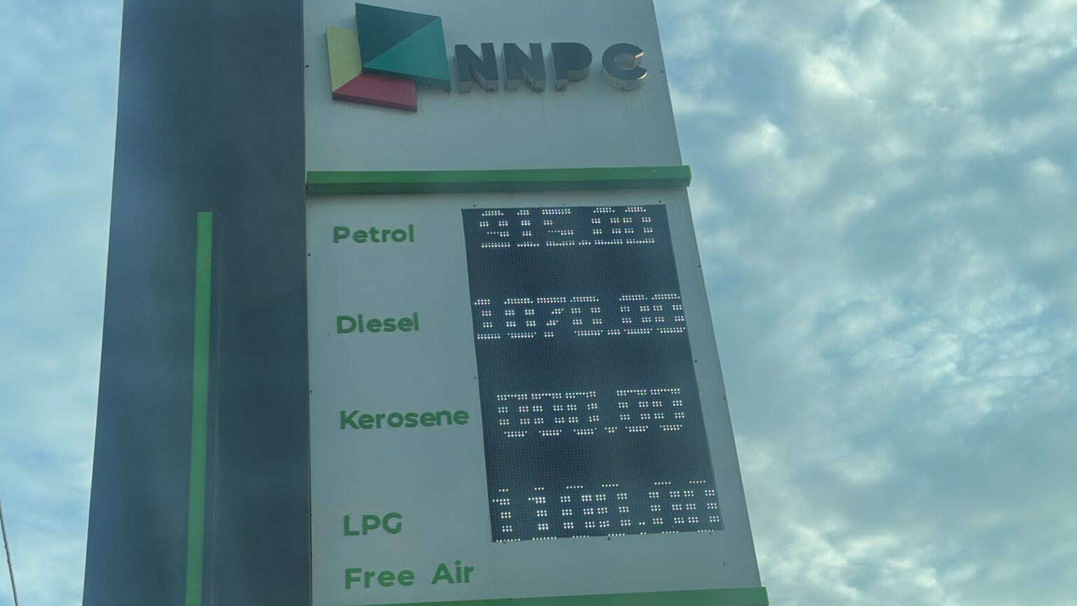 NNPC increases petrol price to N915/litre in Lagos, N945/litre in Abuja